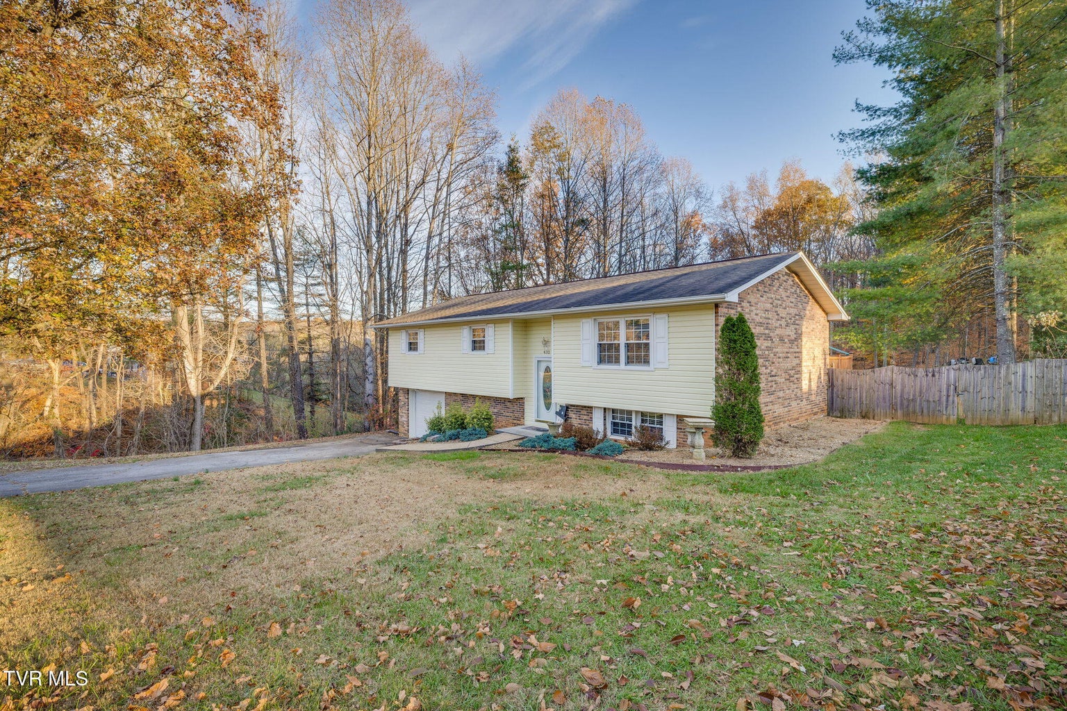 432 Poplar Street, Mount Carmel, Tennessee 37645 // Apple.Re