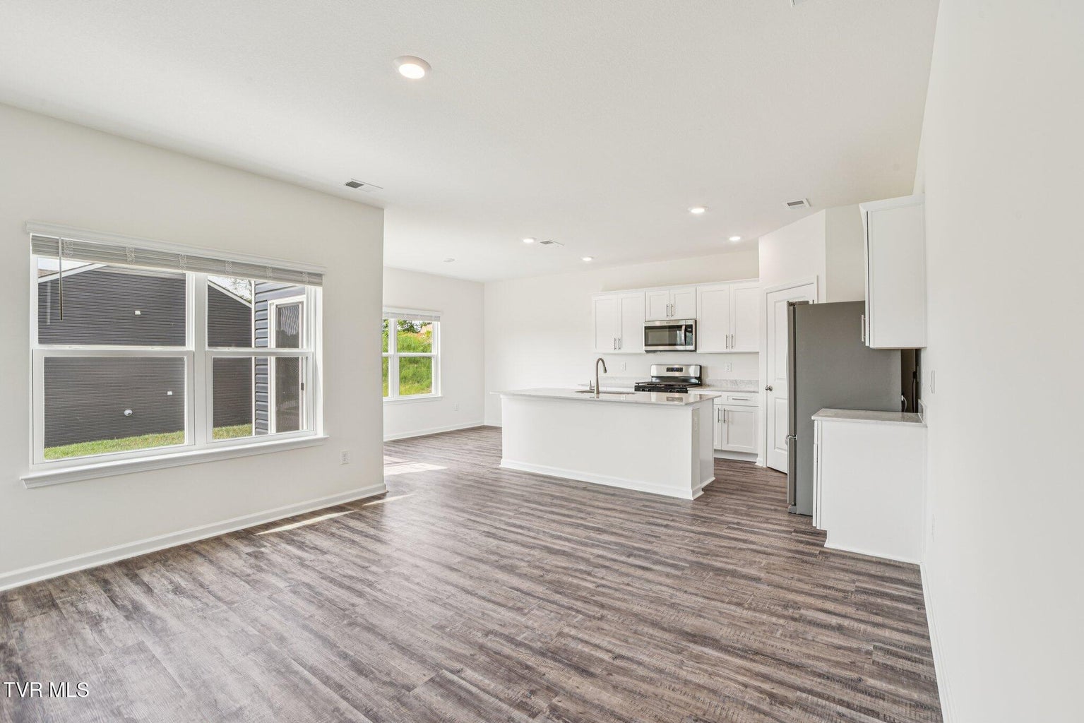 119 Mint Court , Bluff City, Tennessee 37618 // Apple.Re