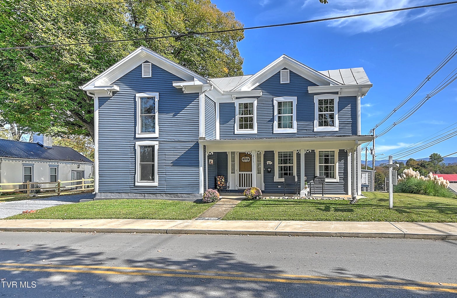 217 South Irish Street, Greeneville, Tennessee 37743 // Apple.Re