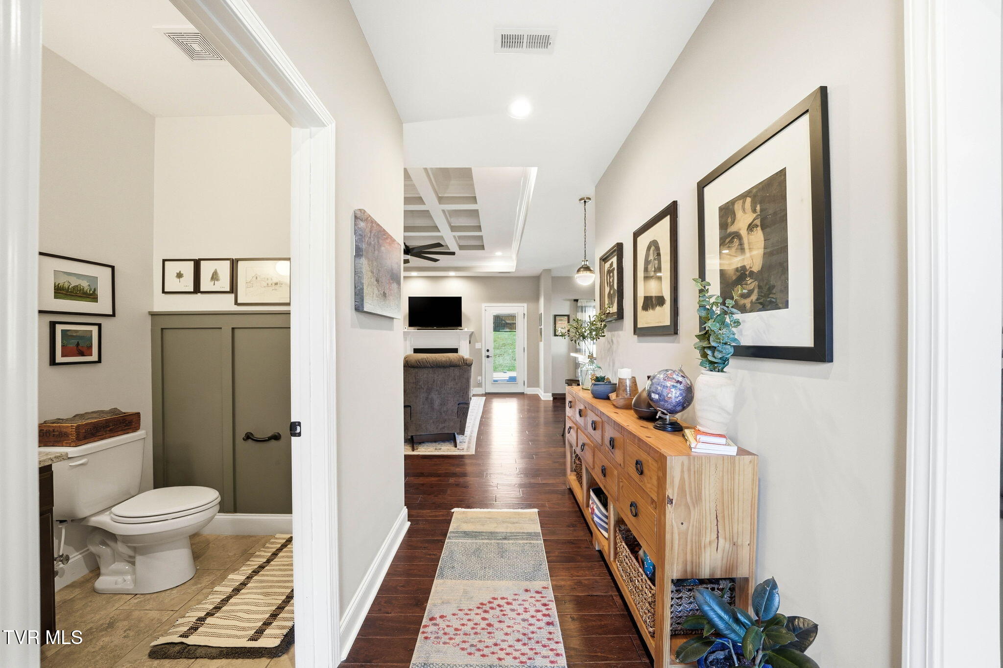 241 Laurel Canyon, Johnson City, Tennessee 37615 // Apple.Re