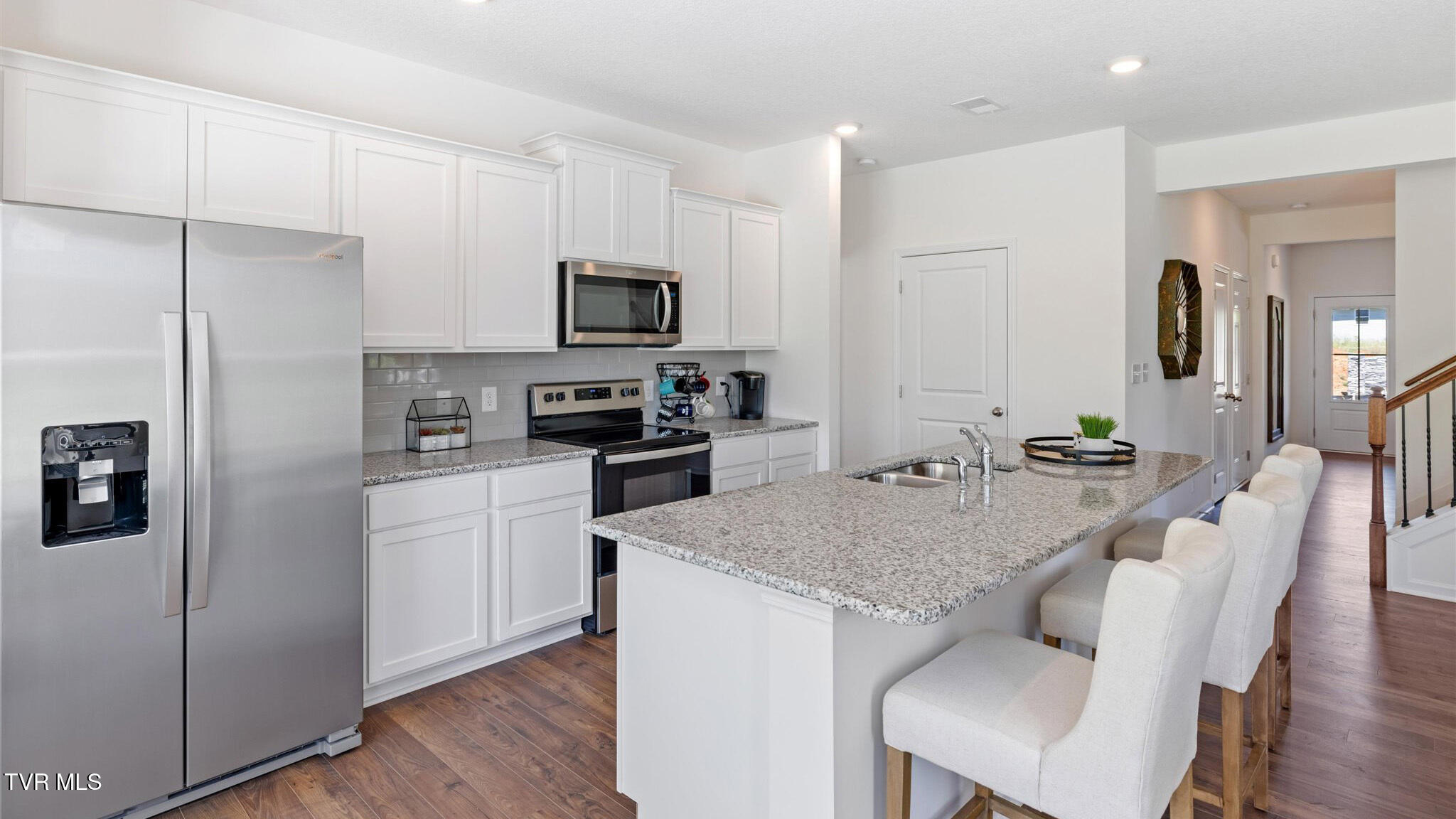 211 Artist Avenue , Johnson City, Tennessee 37615 // Apple.Re